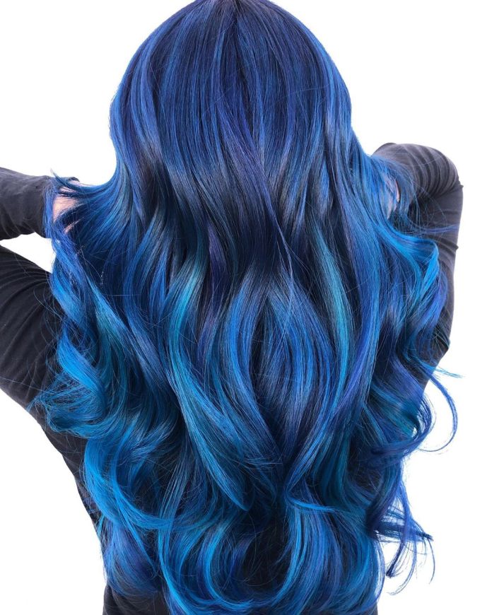 Bleu classique : La Nouvelle Couleur De Cheveux Pantone 2020